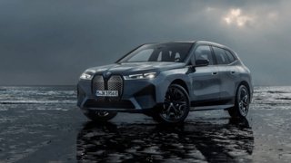 BMW iX M60 (2022) vs BMW iX3 50 xDrive (2026): в чем разница?