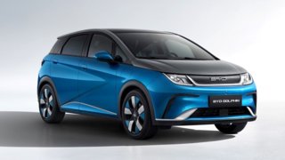 Audi Q4 e-tron 55 quattro (2025) vs BYD Dolphin Design (2023): Wat is ...