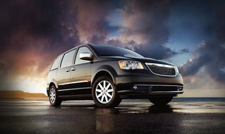 Chrysler Grand Voyager LX (2014) vs Ford Explorer (2017): ¿cuál es la ...