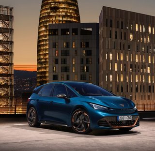 Cupra Born (2022) vs Peugeot e-208 Electric 136 Style (2025)：有何不同？