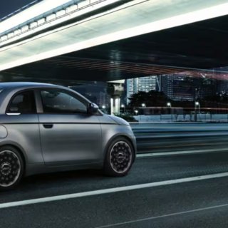 Fiat 500 Electric La Prima (2021) vs Kia EV9 GT (2023): What is the ...