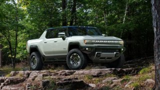 車 | GMC Hummer EV Pickup Edition 1 (2021) vs Renault Rafale Hybrid E ...