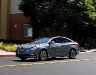 Hyundai Sonata SE (2014) vs Nissan Altima Sedan 2.5 (2014): Qual a ...