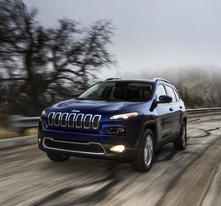 Jeep Cherokee Sport 4x4 (2014) vs Renault 4 E-Tech Iconic 150 Comfort ...