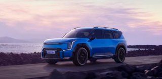 Kia EV9 GT (2023) vs Volvo EX90 Single Motor Core 7-Seater (2025): ¿cuál es la diferencia?