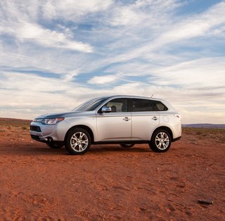 Mitsubishi Outlander ES (2014) vs Porsche 718 Spyder RS (2024): ¿cuál ...