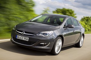 Opel Astra Expression (2014) vs Renault Austral E-Tech Hybrid 200 ...