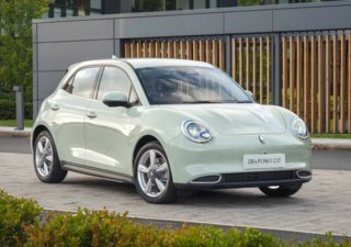 BMW i7 M70 xDrive (2025) vs ORA Funky Cat (2022): What is the difference?