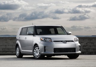 Jeep Cherokee Sport 4x4 (2014) vs Scion xB Base (2014): What is the ...