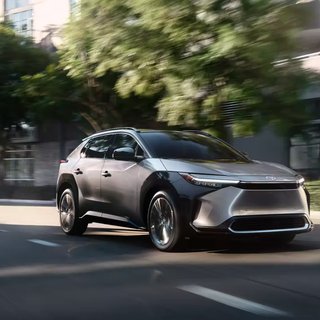 Toyota bZ4X Limited (2022) vs Volvo C40 Recharge Performance 82 kWh ...