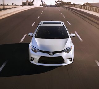 Alfa Romeo Brera 3.2 JTS V6 24V (2009) vs Toyota Corolla L (2014): Qual ...